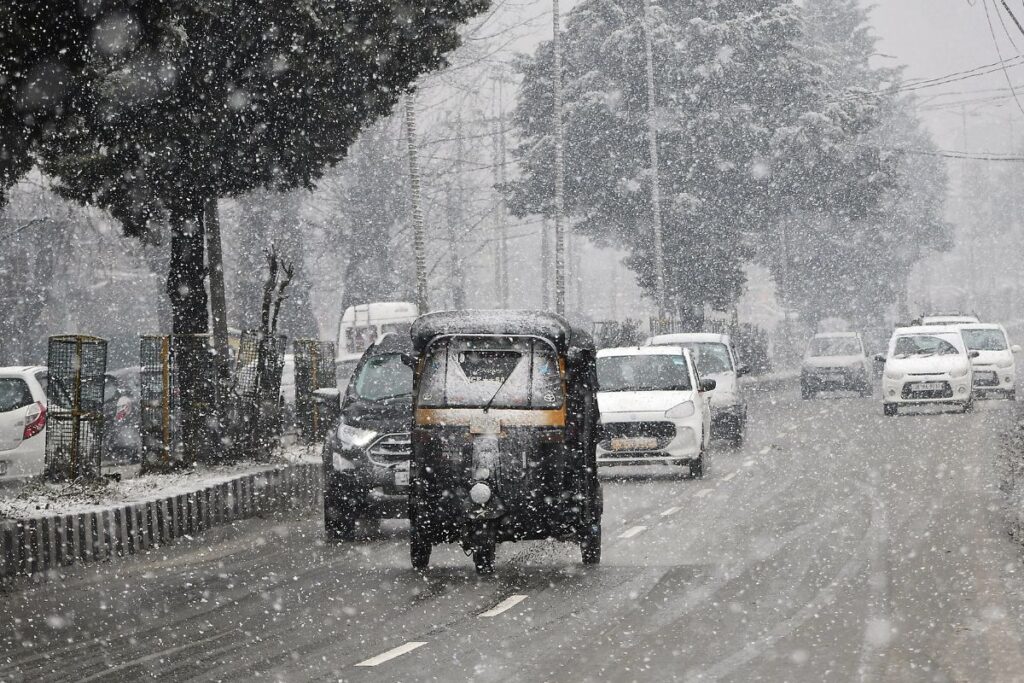 Kashmir Snowfall 2026: Flights Cancelled, Highways Blocked, IMD Alerts ...