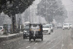 Kashmir Snowfall 2026: Flights Cancelled, Highways Blocked, IMD Alerts ...