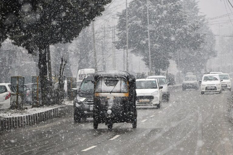 Kashmir Snowfall 2026: Flights Cancelled, Highways Blocked, IMD Alerts ...